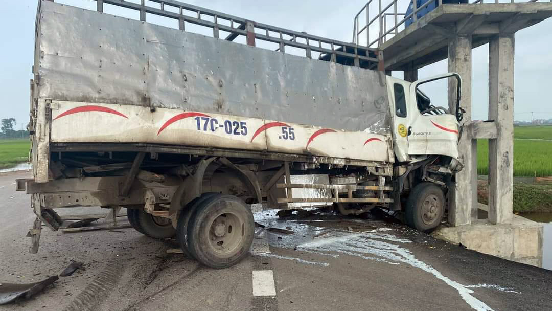 Ảnh TNGT: Đấu đầu với xe tải, Ford Ranger BKS 35C 16614 lao thẳng xuống mương